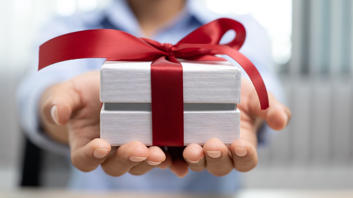 5 Things You Should Not Gift According to Vastu Shastra - AstroLive Blog